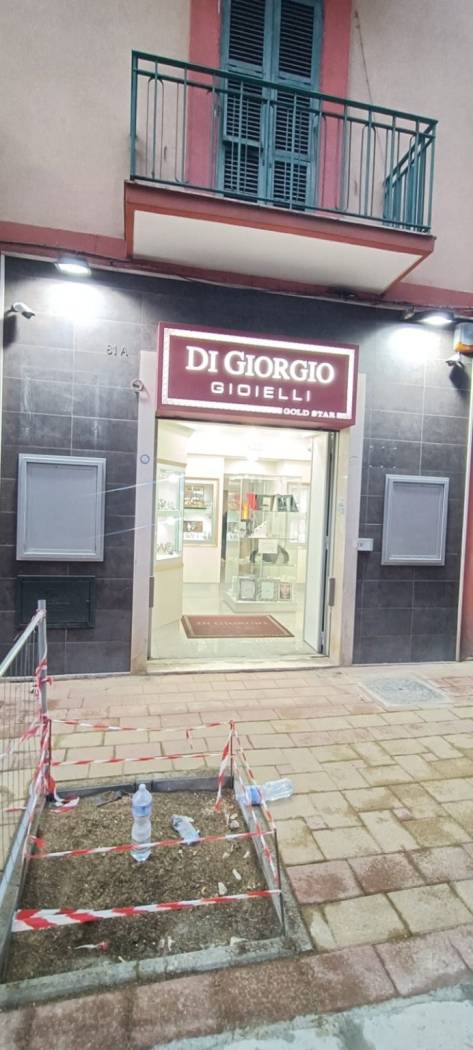 Gioielleria - Orologeria con laboratorio in Vendita