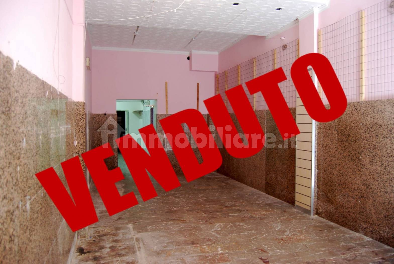 Locale commerciale in Vendita