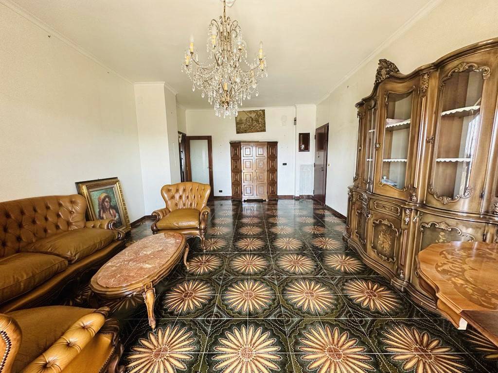 Trilocale via Giulio Petroni 117C, Poggiofranco, Bari