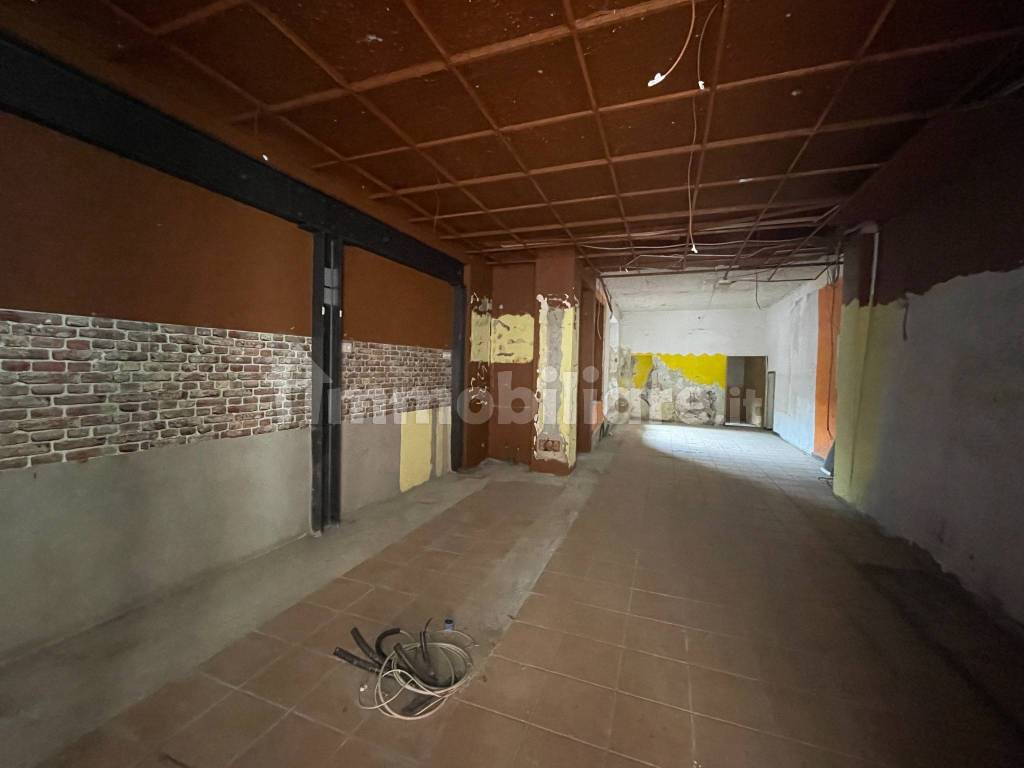 Locale commerciale corso Roma, Borgomanero, Rif. 103407360 - Immobiliare.it