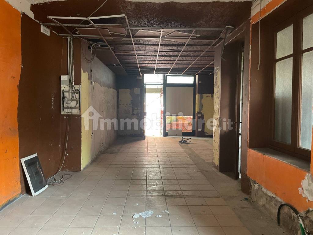 Locale commerciale corso Roma, Borgomanero, Rif. 103407360 - Immobiliare.it