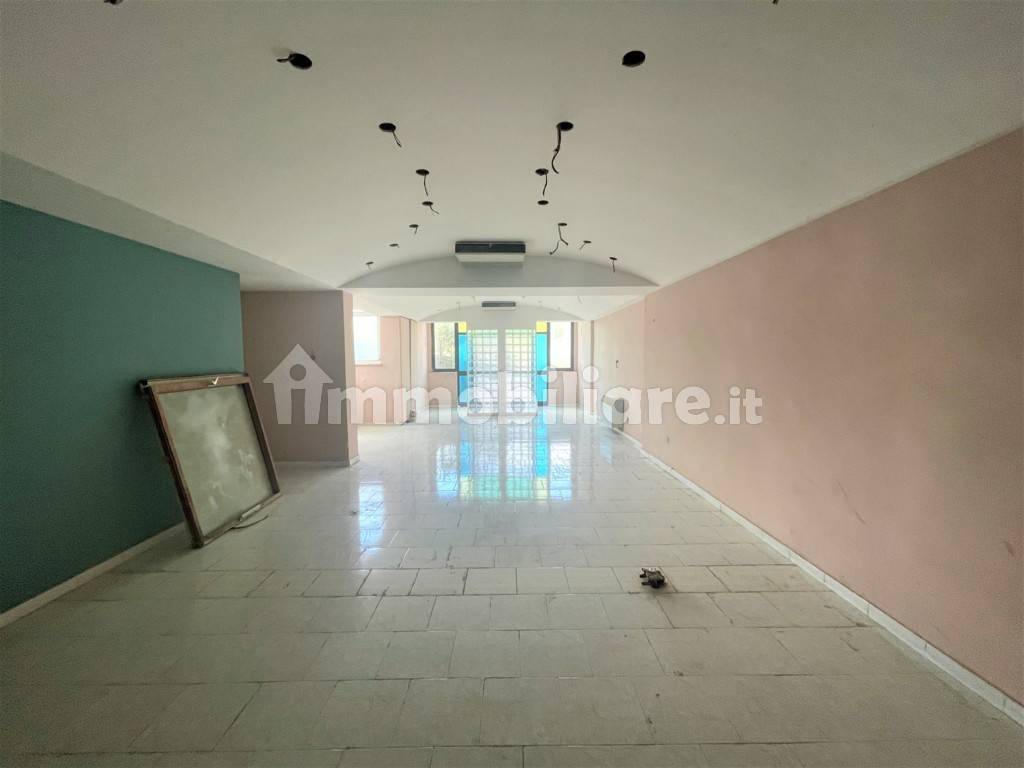 Locale commerciale in Vendita