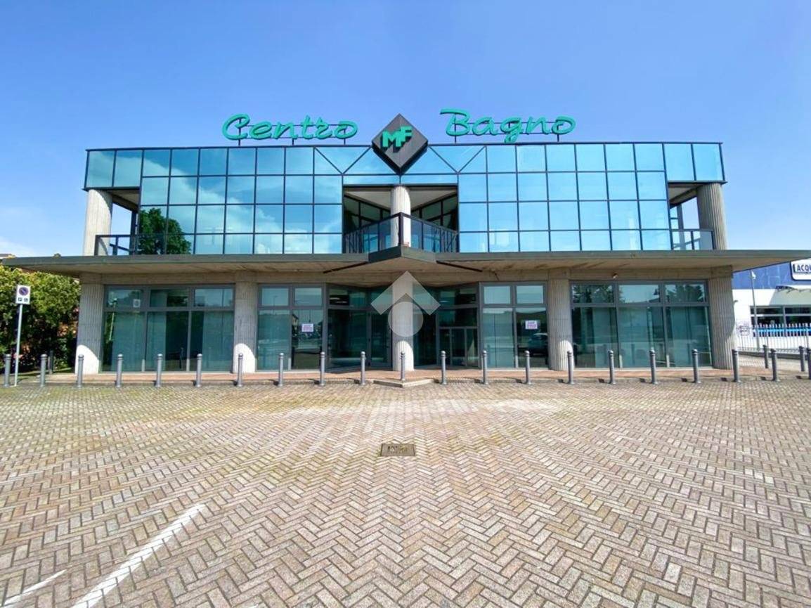 Locale commerciale in Vendita