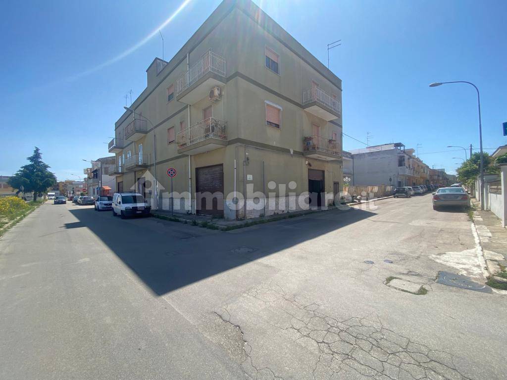 Locale commerciale con laboratorio in Vendita