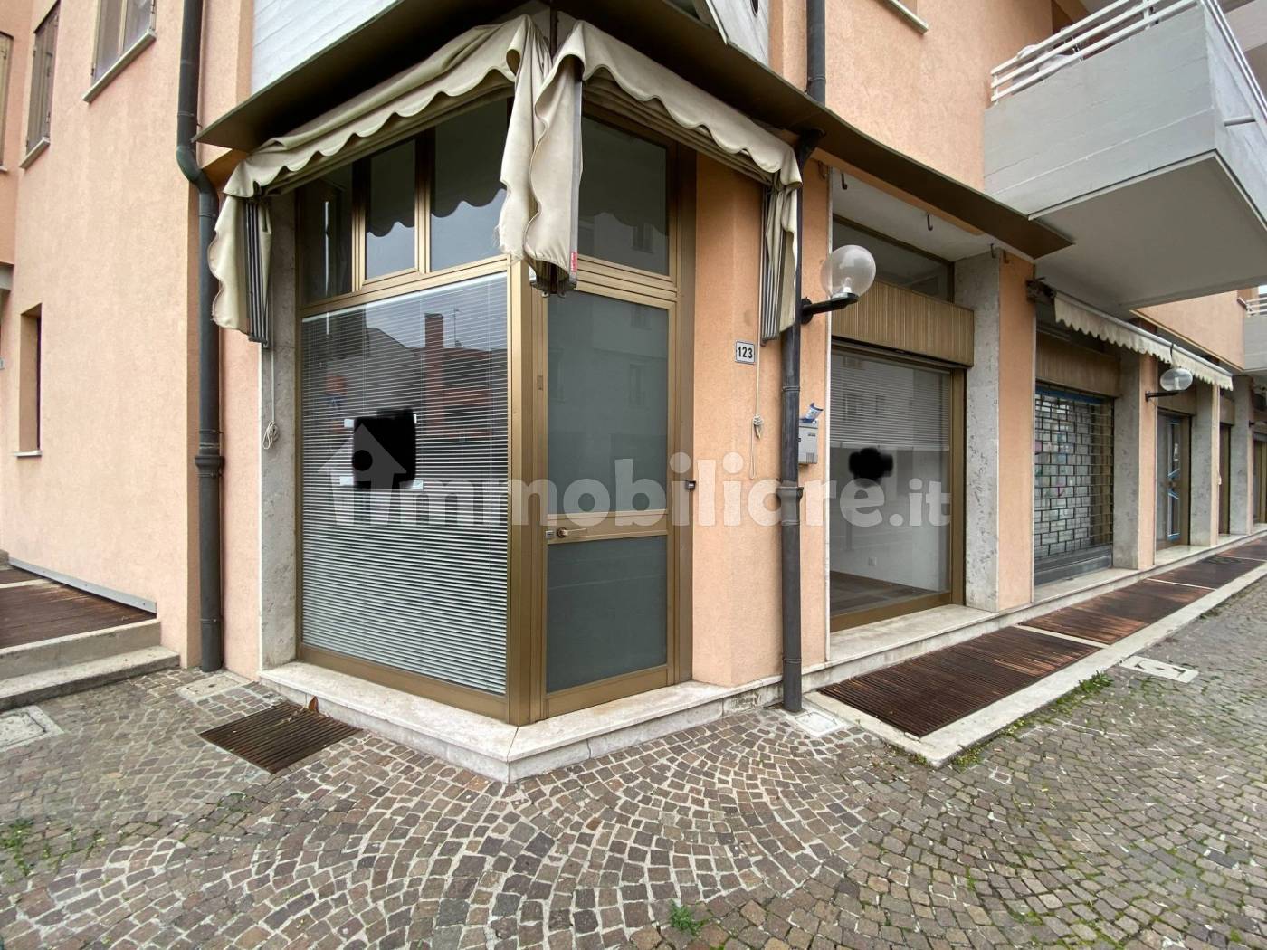Locale commerciale in Vendita