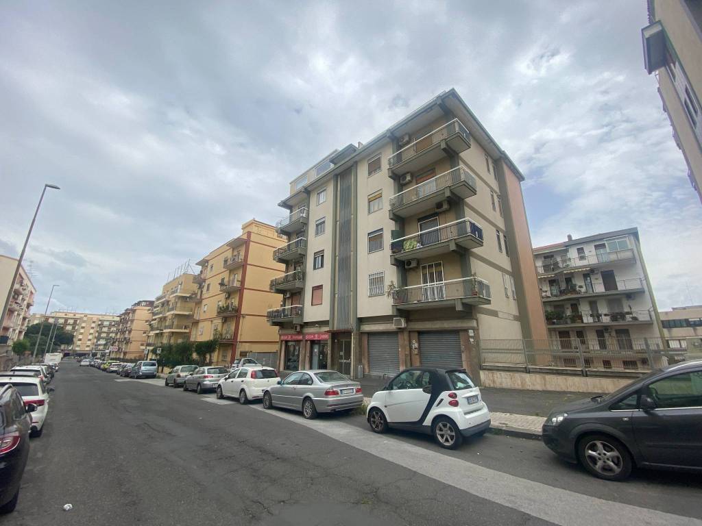 Vendita Appartamento Catania. Quadrilocale in via Giosuè Carducci ...