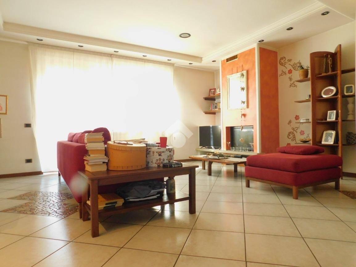 Trilocale piazza Monte Grappa 6, Crugnola, Mornago