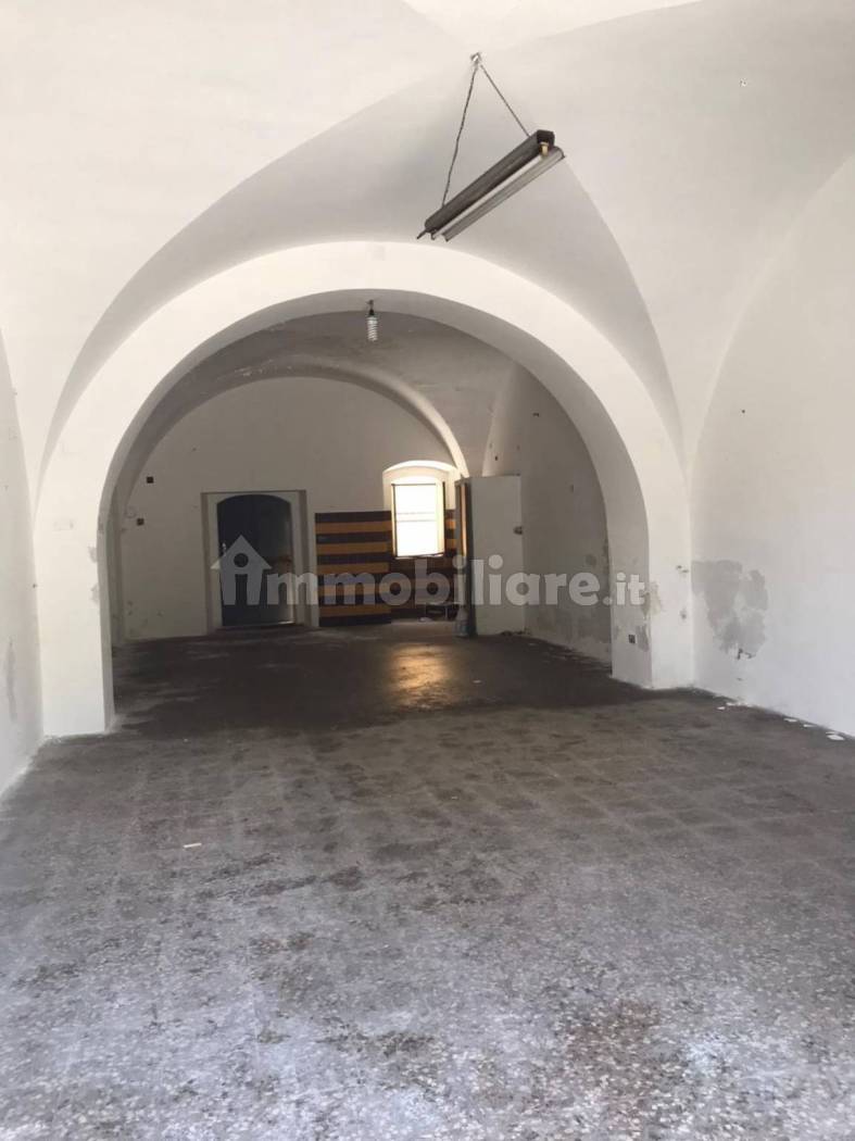 Locale commerciale in Vendita