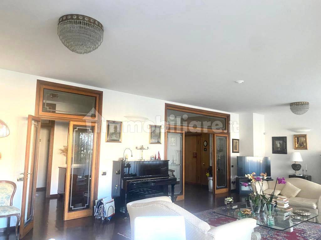 Appartamento buono stato, primo piano, Posillipo, Napoli