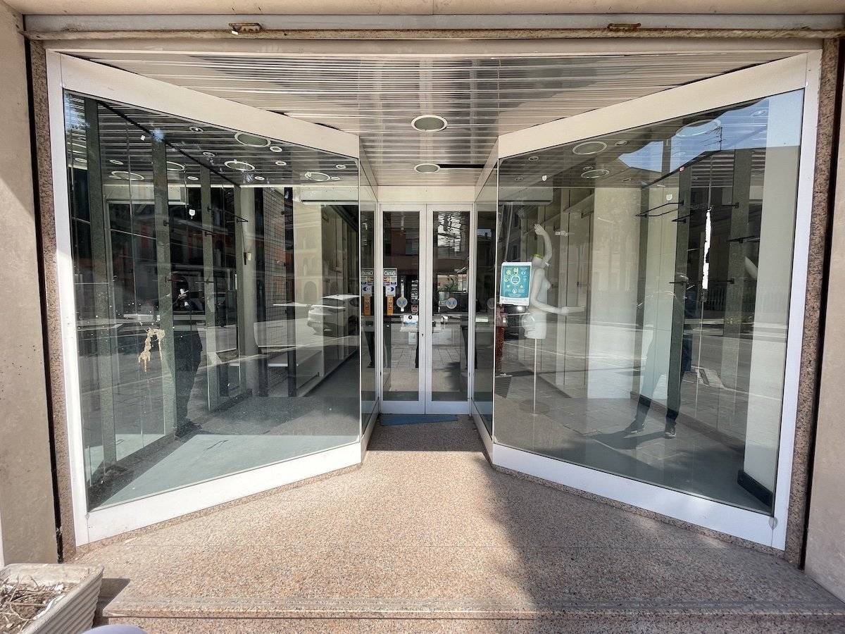 Locale commerciale in Vendita