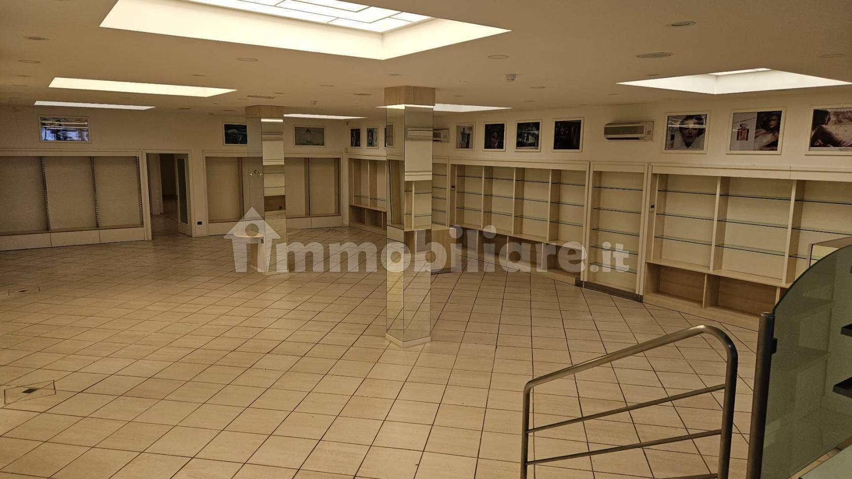 Locale commerciale in Vendita