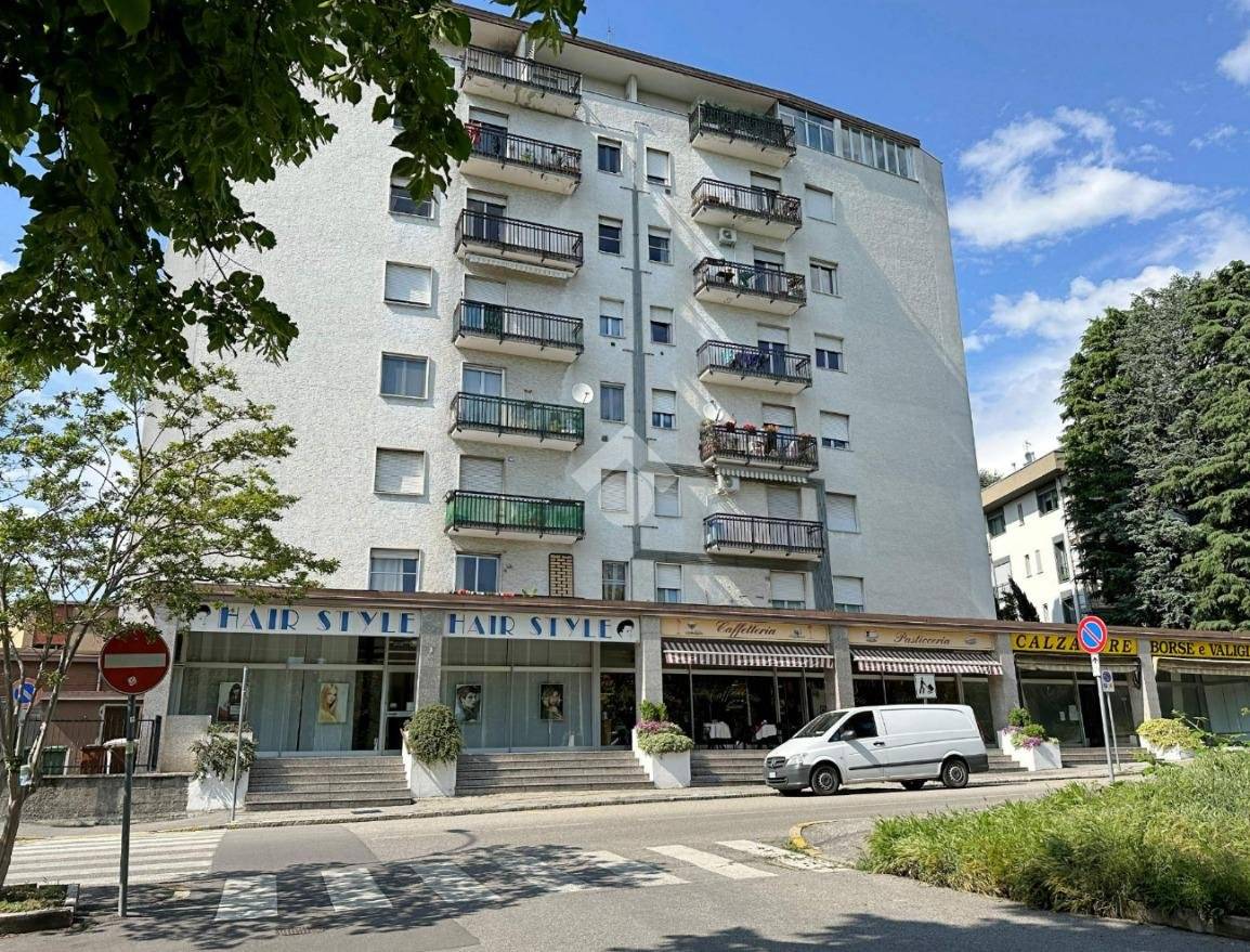 Bilocale viale mose' bianchi 7, Centro, Carate Brianza