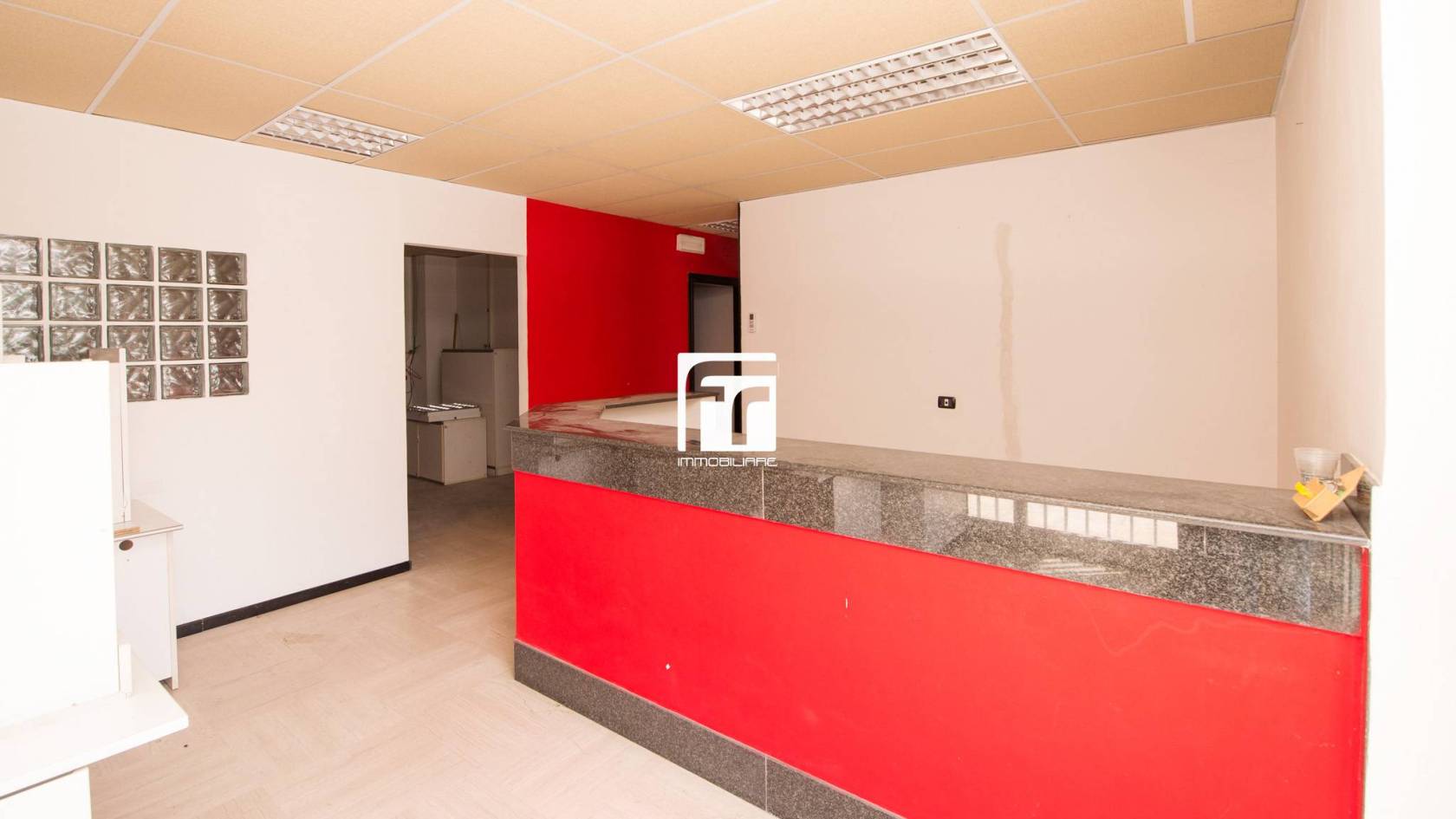 Locale commerciale con laboratorio in Vendita