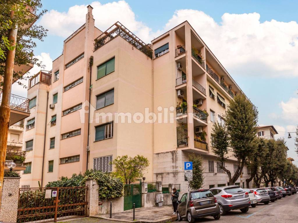 Vendita Appartamento Roma. Trilocale in via Taro. Da ristrutturare ...