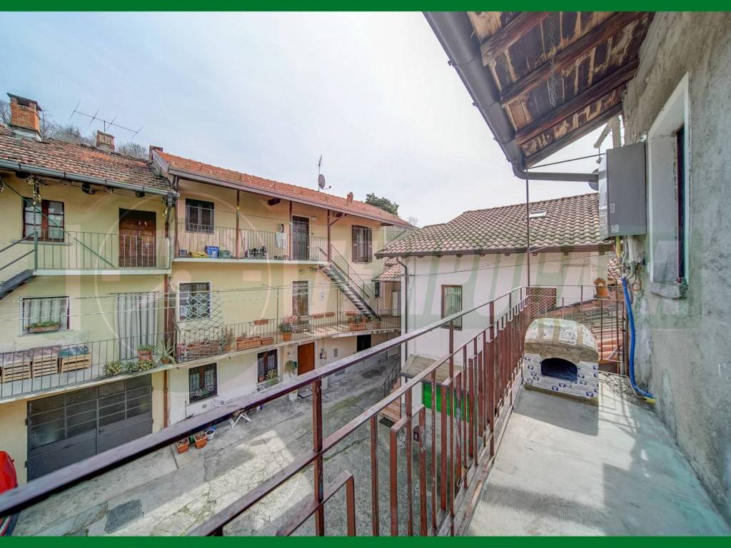 Vendita Appartamento Gavirate. Bilocale in vicolo Bravo. Buono stato, secondo piano, con balcone ...
