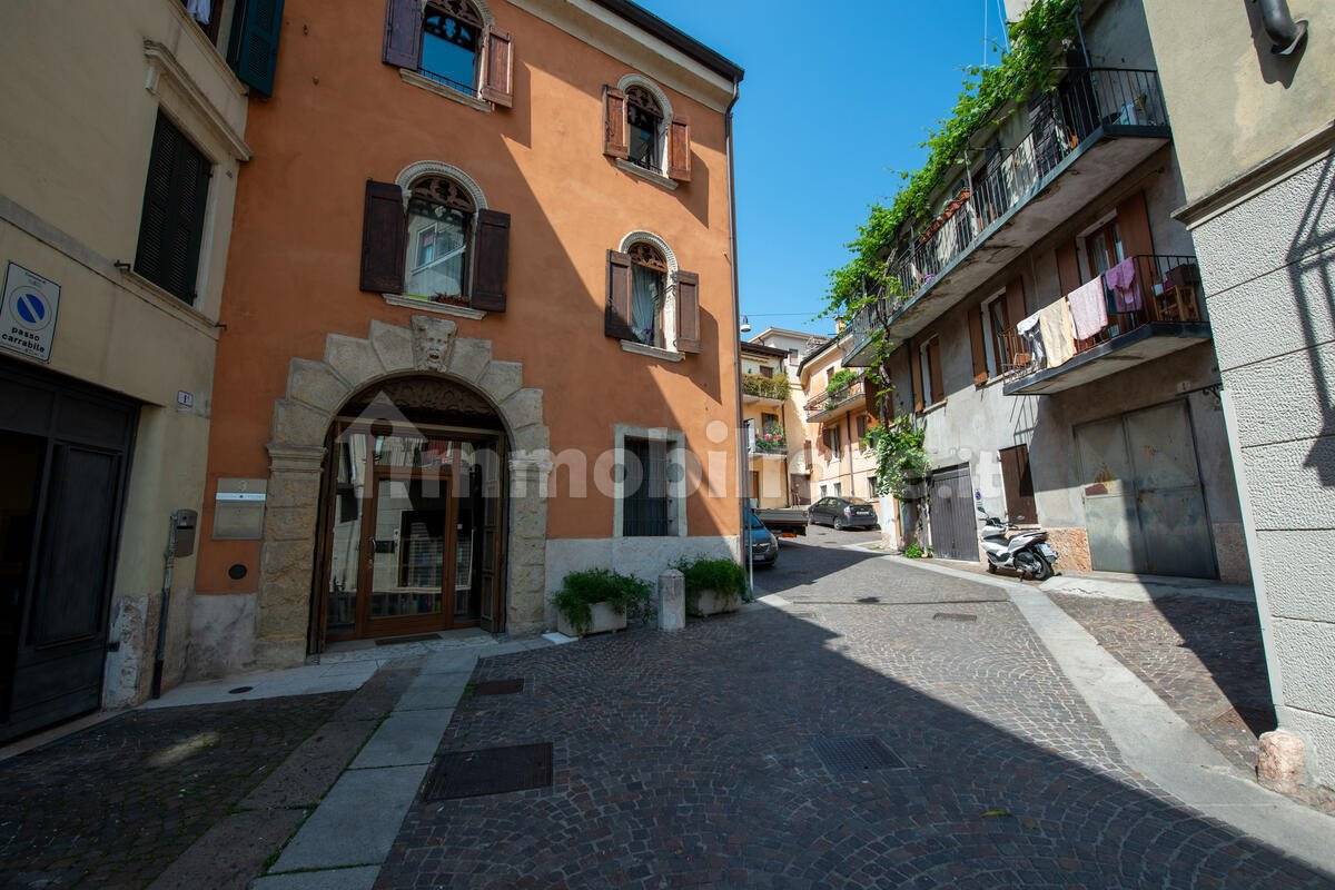 Bilocale vicolo Porta Vescovo 5, Veronetta, Verona