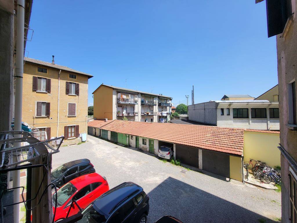 Bilocale via Abate d'Adda 64, Centro, Arcore