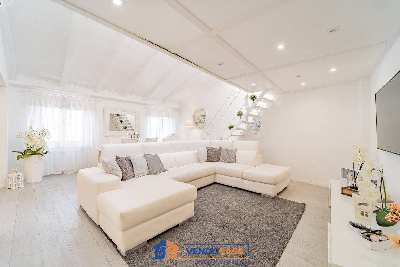 Quadrilocale piazza Portone 3, Centro, Massa