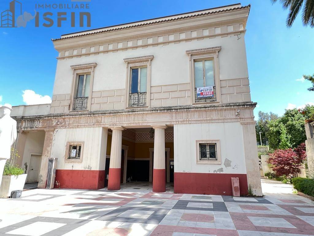 Locale commerciale in Vendita