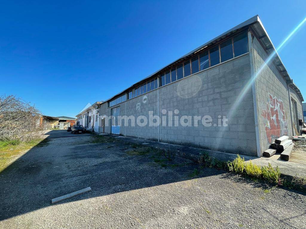 Locale commerciale in Vendita