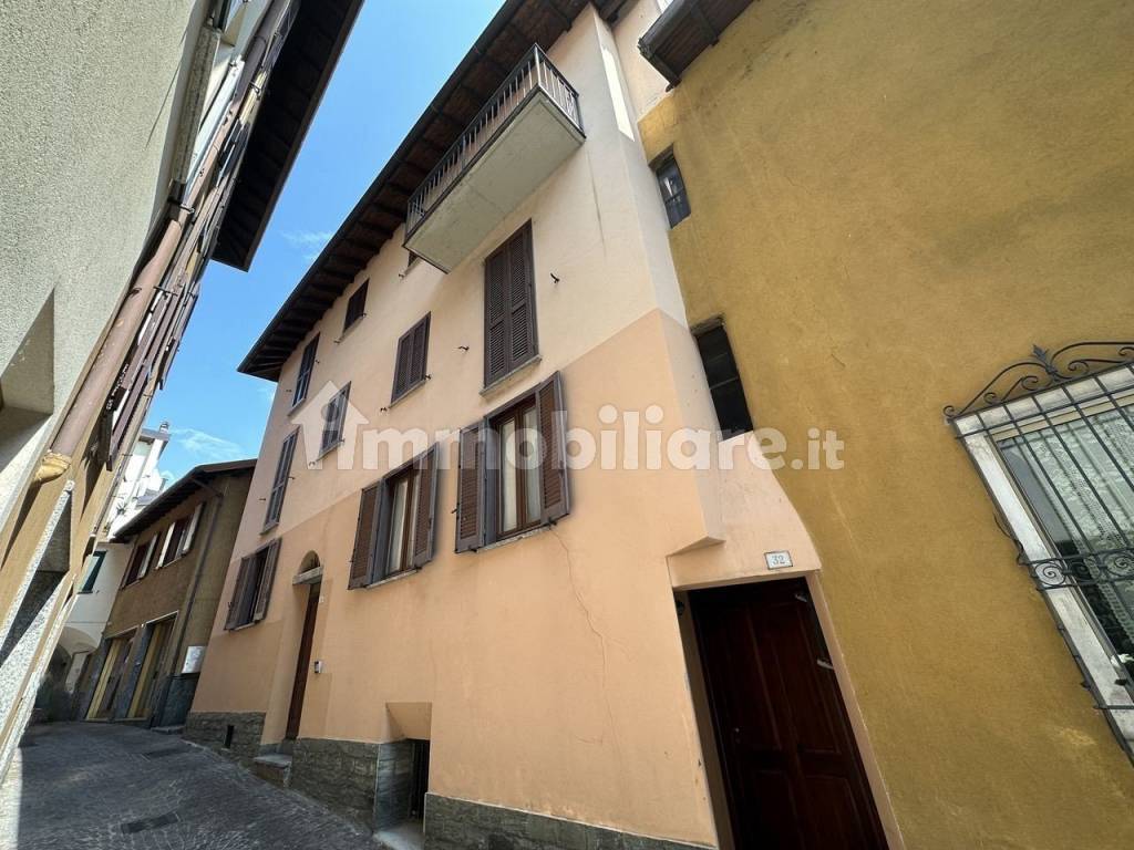 Vendita Appartamento Domaso. Trilocale in regina 70. Buono stato, piano ...