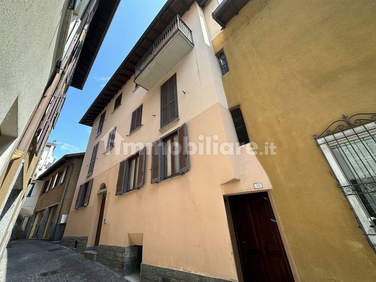 Trilocale regina 70, Gravedona, Gravedona ed Uniti