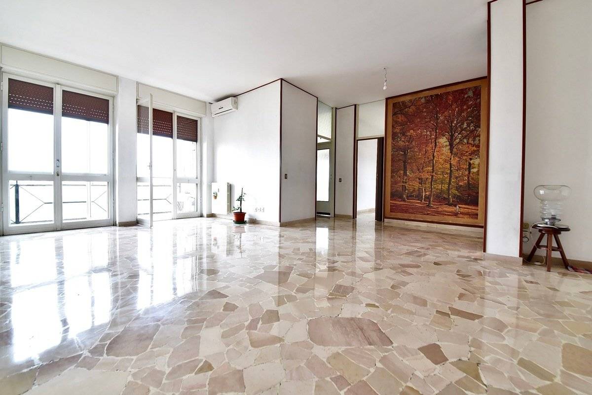 Trilocale via  Ciro Menotti, 8, Taccona, Muggiò