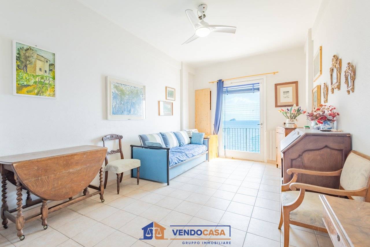 Trilocale via Aurelia 44, Centro, Noli