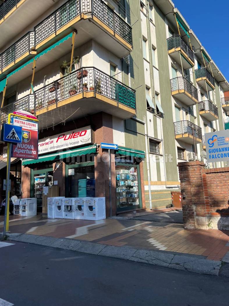 Locale commerciale con laboratorio in Vendita