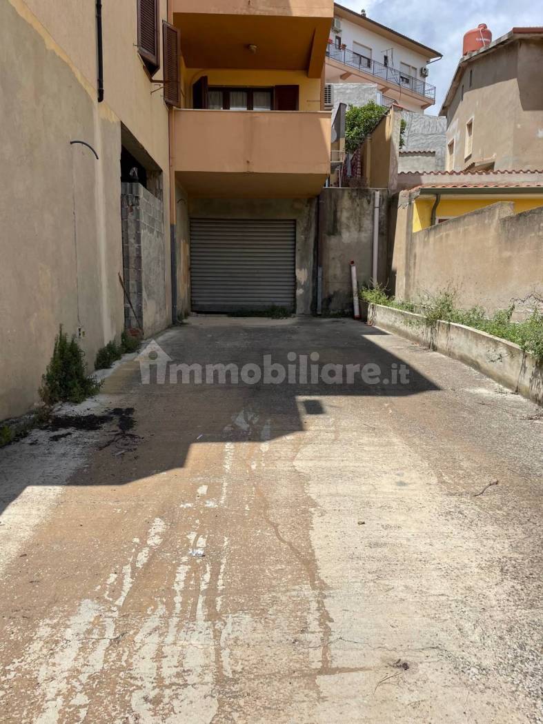 Locale commerciale con laboratorio in Vendita