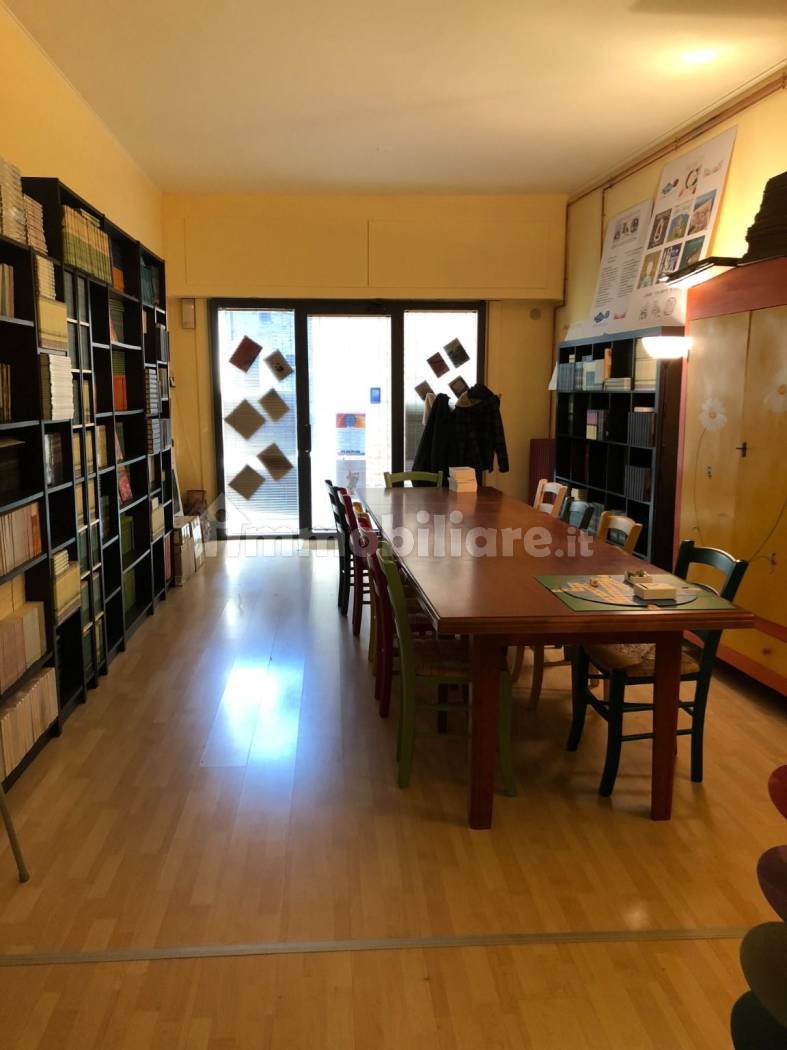 Locale commerciale in Vendita