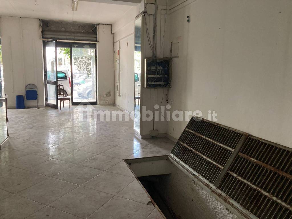 Locale commerciale piazza Giacomo Matteotti, Caserta, Rif. 103411402 ...