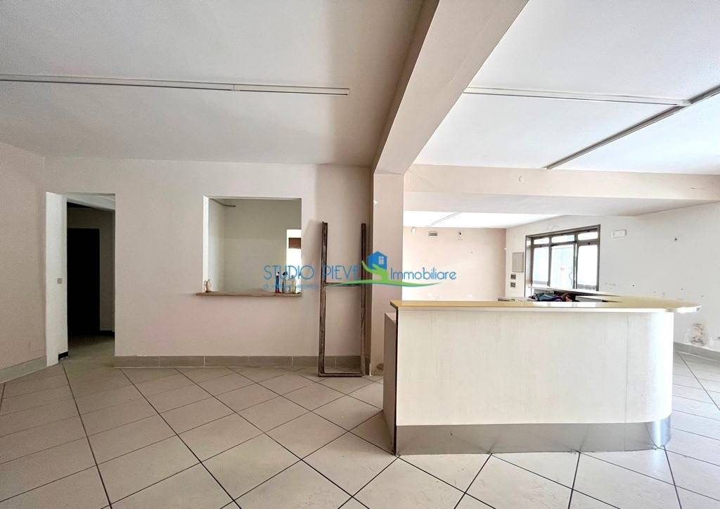 Locale commerciale in Vendita