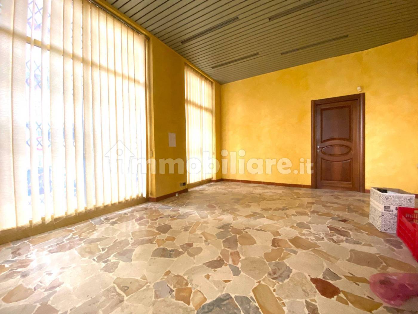 Locale commerciale in Vendita