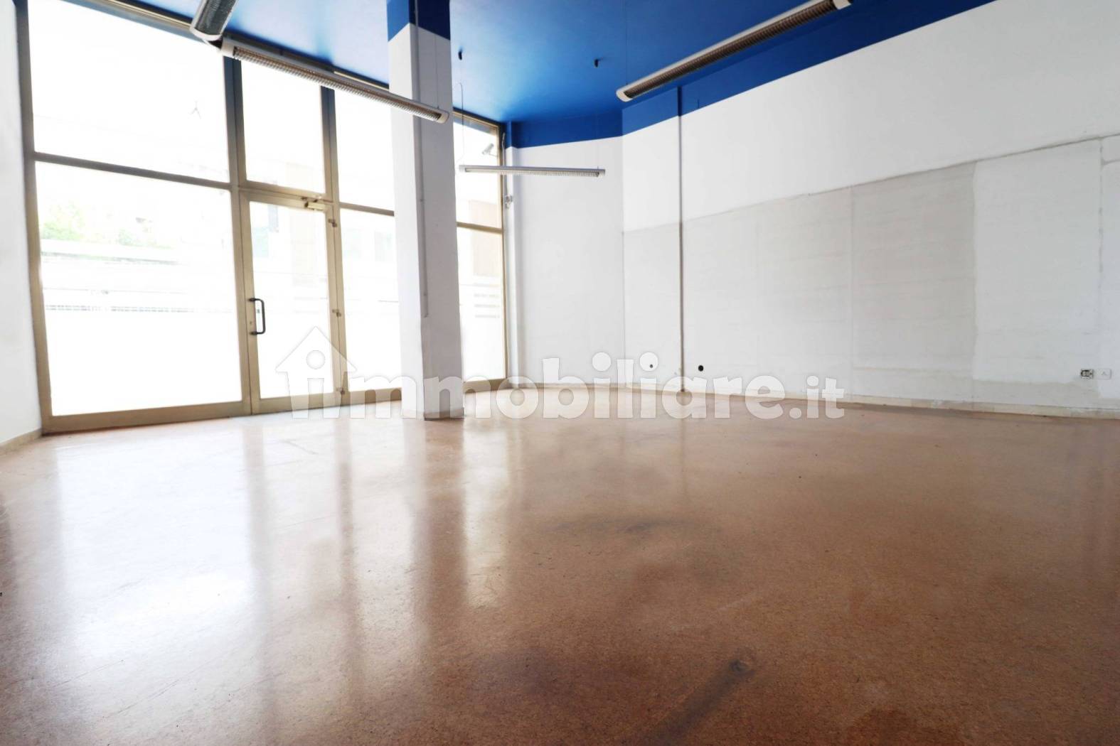 Locale commerciale in Vendita