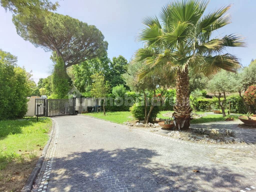 Vendita Appartamento in villa in via Tiberina 315 Roma. Ottimo stato ...