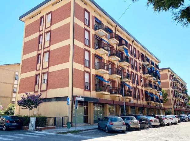 Locale commerciale con laboratorio in Vendita