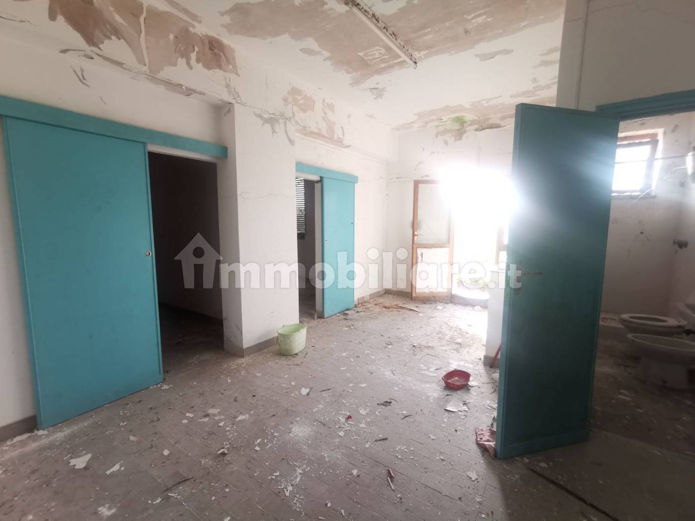 Locale commerciale in Vendita