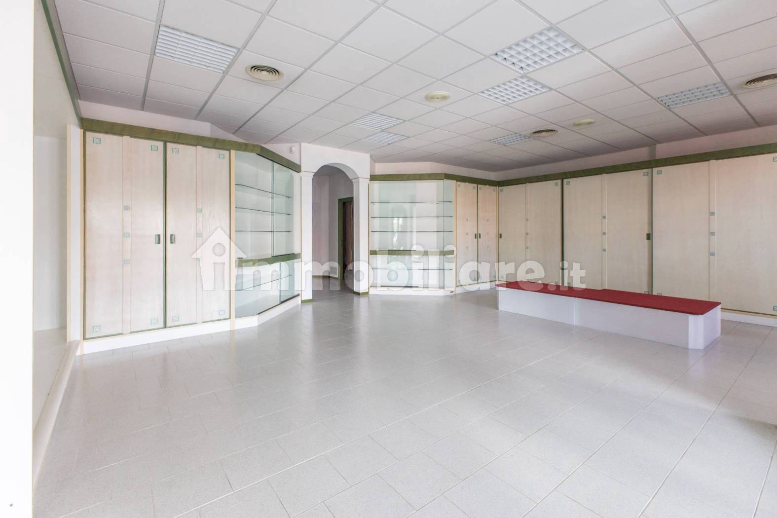 Locale commerciale in Vendita