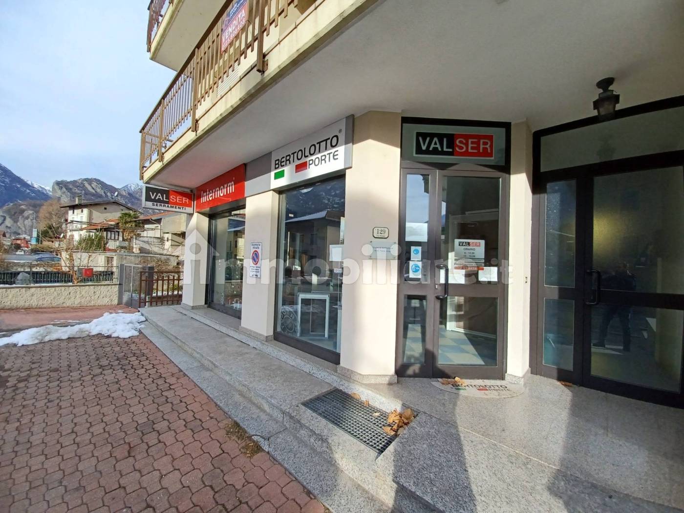 Locale commerciale in Vendita