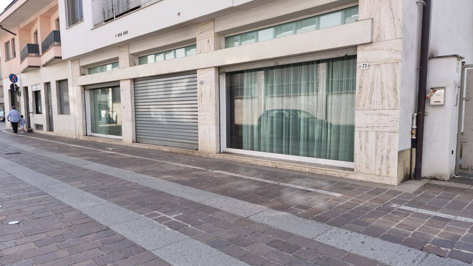 Locale commerciale in Vendita