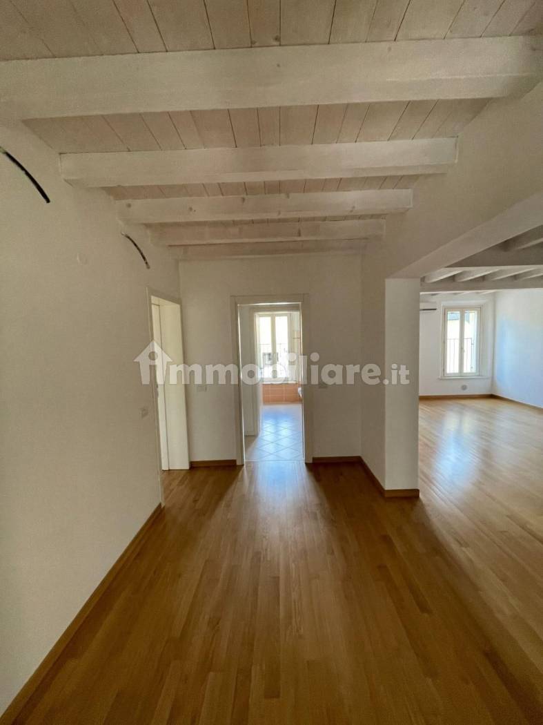 Trilocale piazza dei Martiri 42, Centro Storico, Carpi