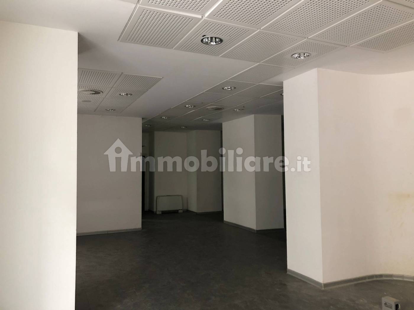 Locale commerciale in Vendita