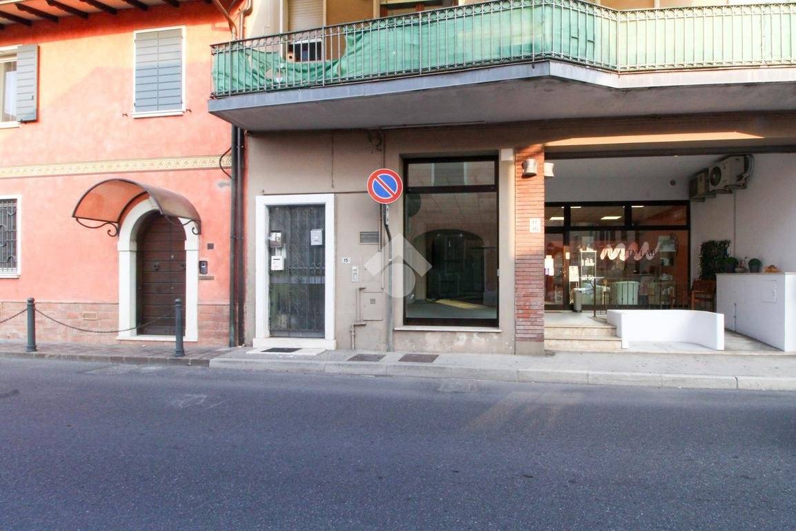 Locale commerciale in Vendita