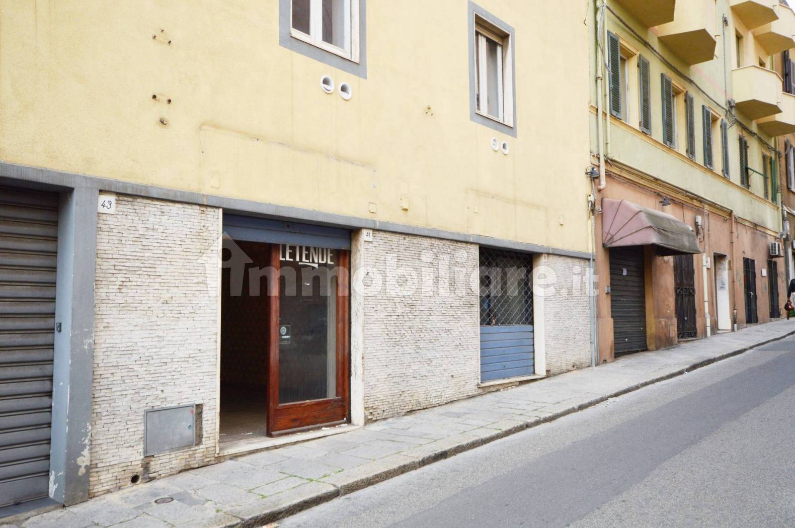 Locale commerciale con laboratorio in Vendita