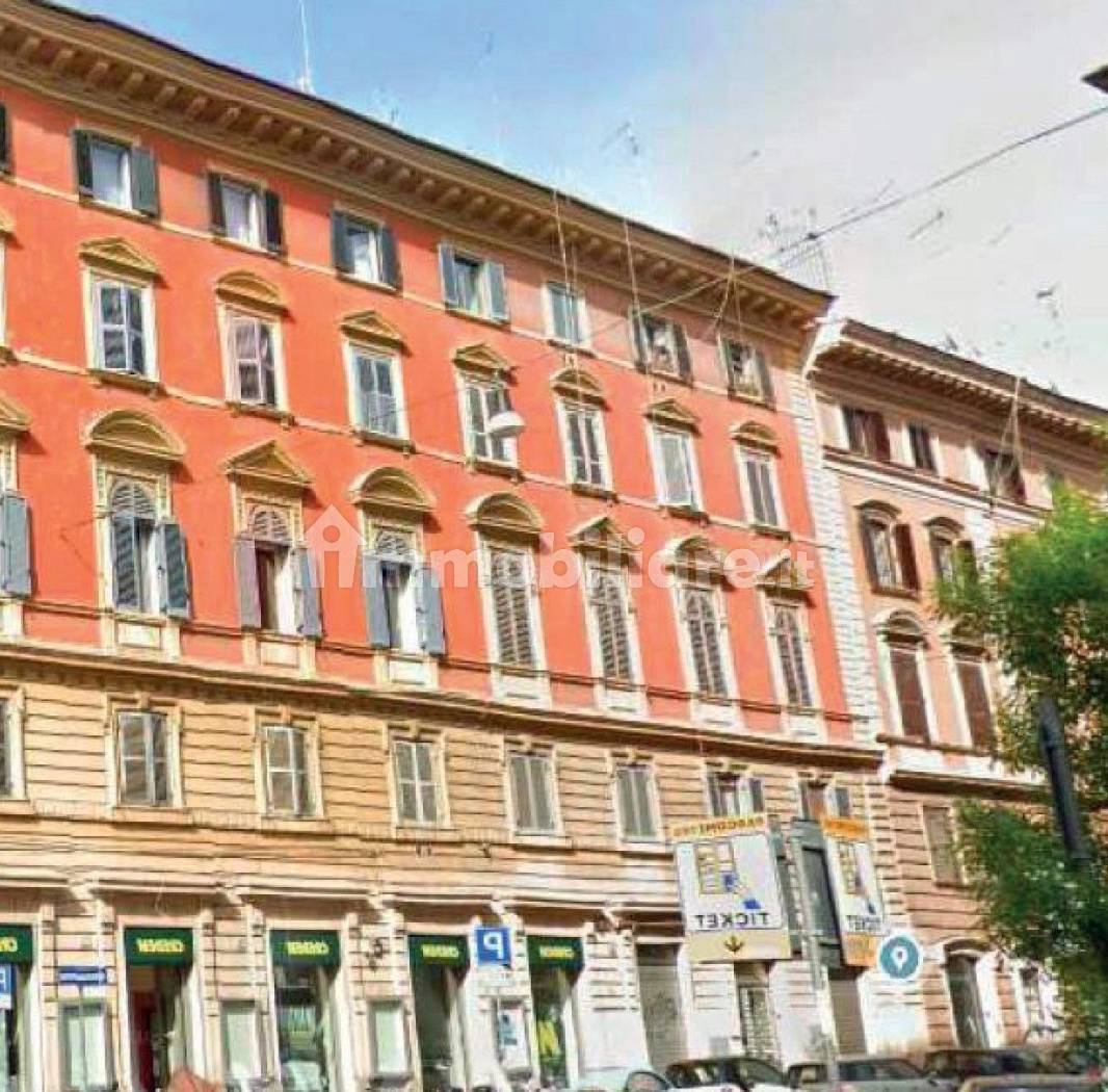 Locale commerciale in Vendita