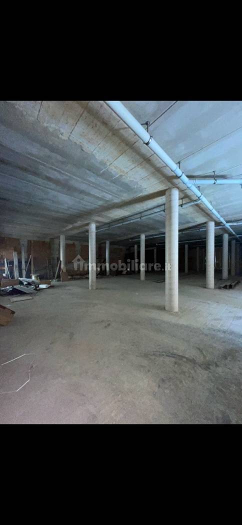 Locale commerciale in Vendita