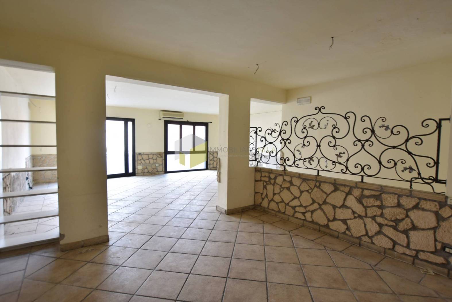 Locale commerciale in Vendita