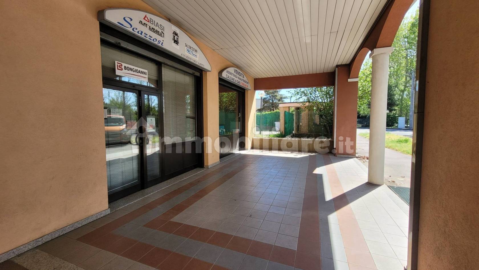 Locale commerciale in Vendita