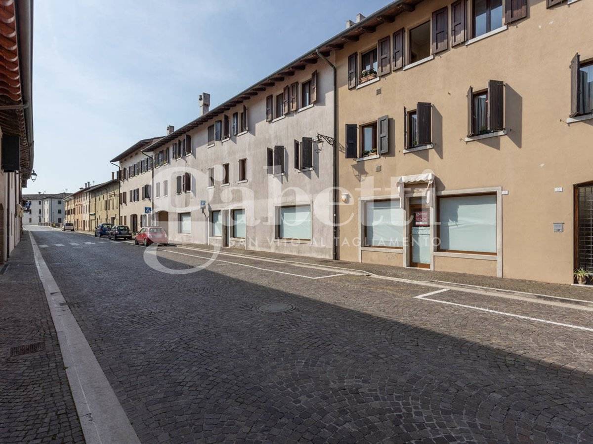 Locale commerciale in Vendita